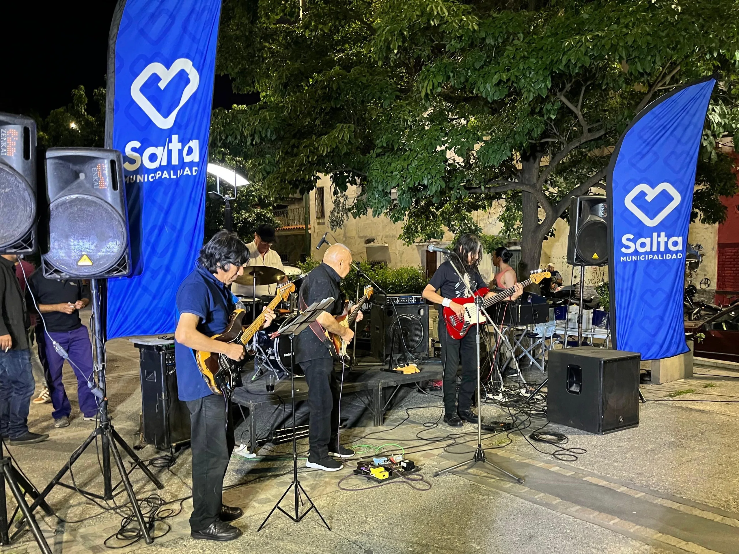 La banda «Camagüira» homenajea a Spinetta en el día del Músico | Radio ...